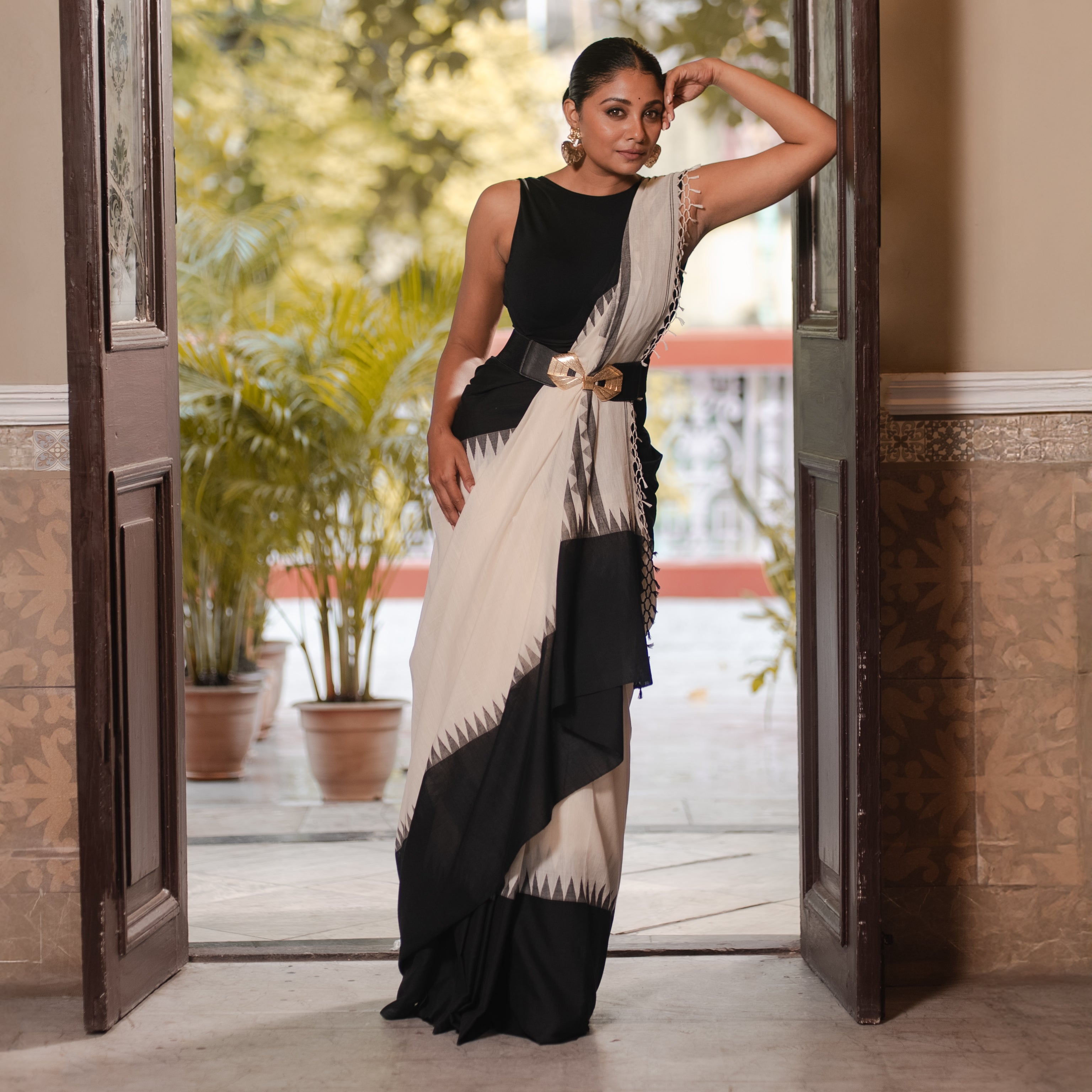 Monochrome Elegance – The Bengal Handloom Saree – Thakurayin